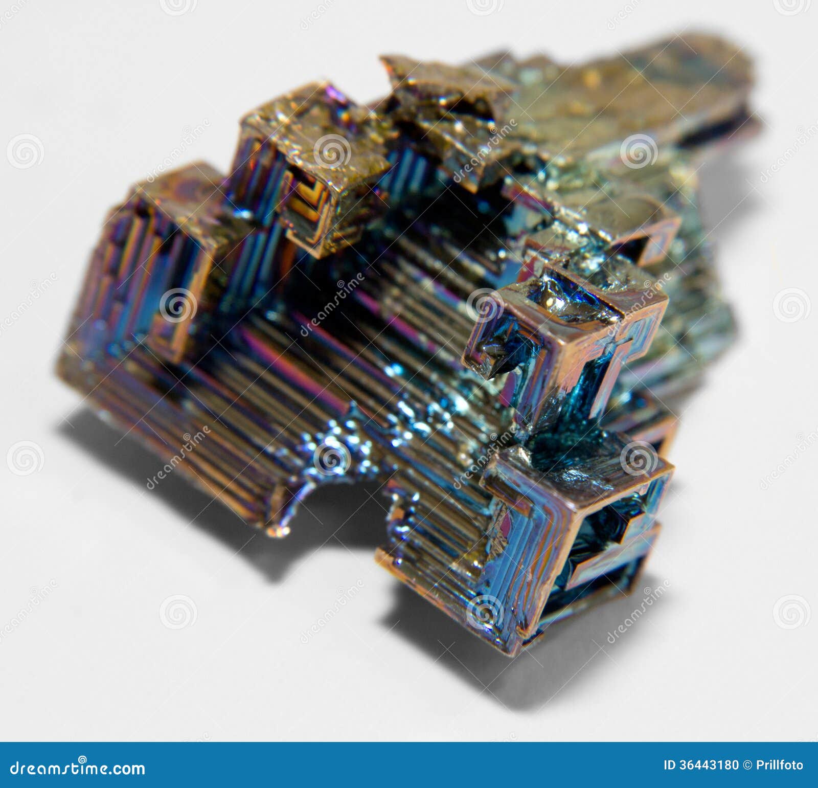 Cristal del bismuto foto de archivo. Imagen de brillante - 36443180