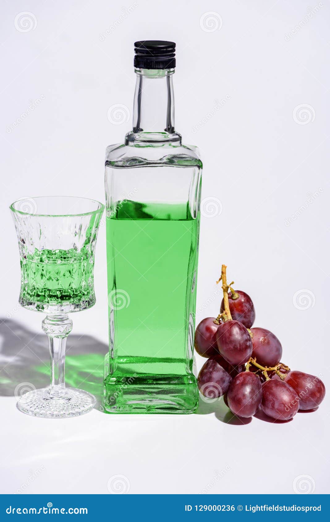 Cristal E Garrafa Do Absinto Com Ramo Das Uvas Foto de Stock - Imagem ...