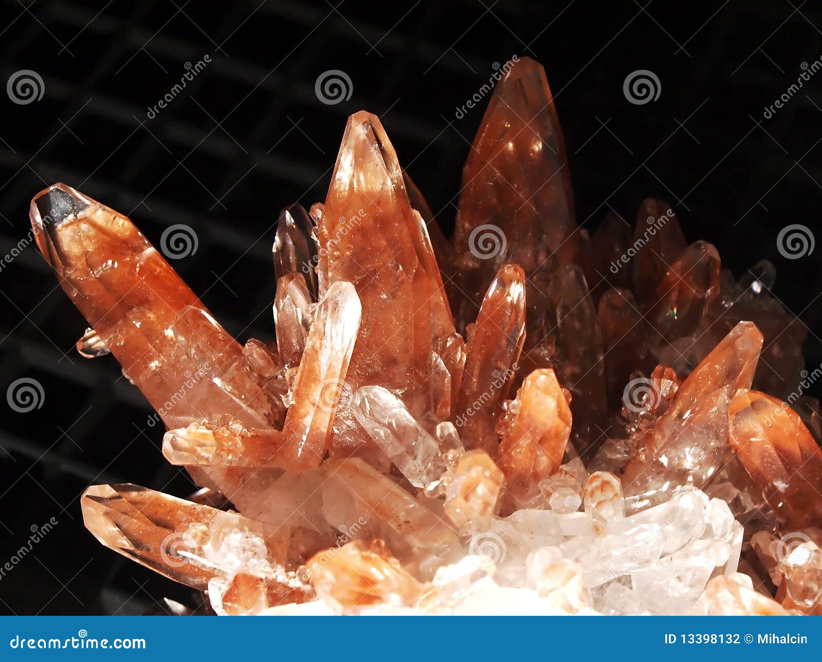 Cristal rojo foto de archivo. Imagen de gema, mineral - 13398132