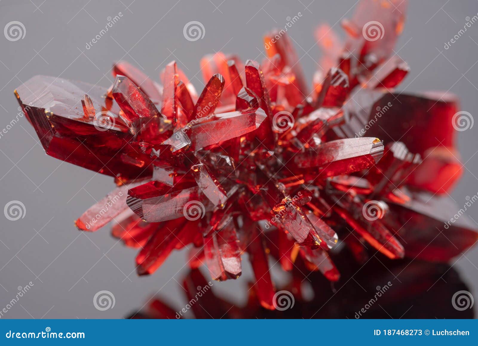 Cristal Rojo. Mineral Natural Imagen de archivo - Imagen de texturizado ...