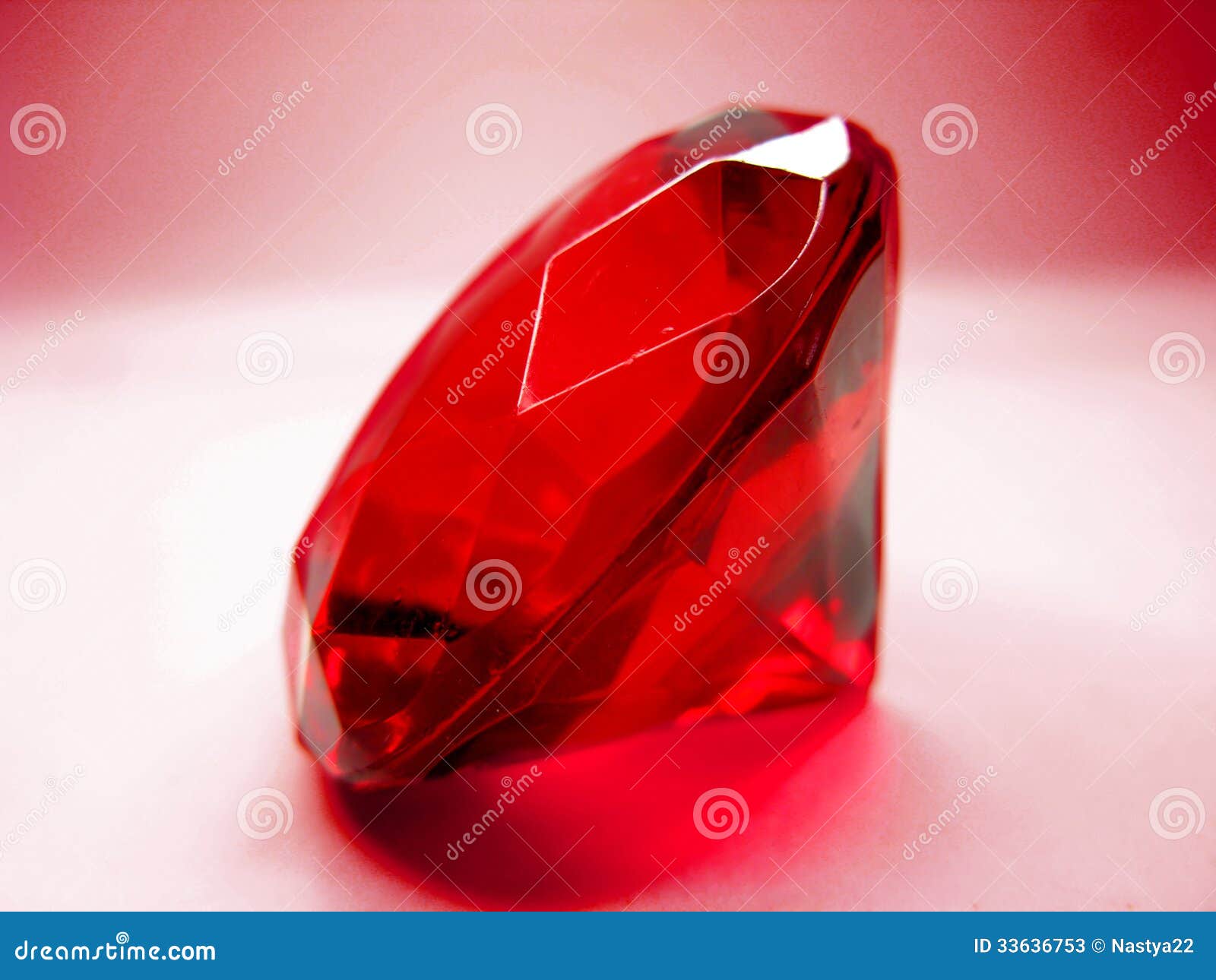 Cristal Rouge Rouge De Gemme Image stock - Image du normal, beauté ...