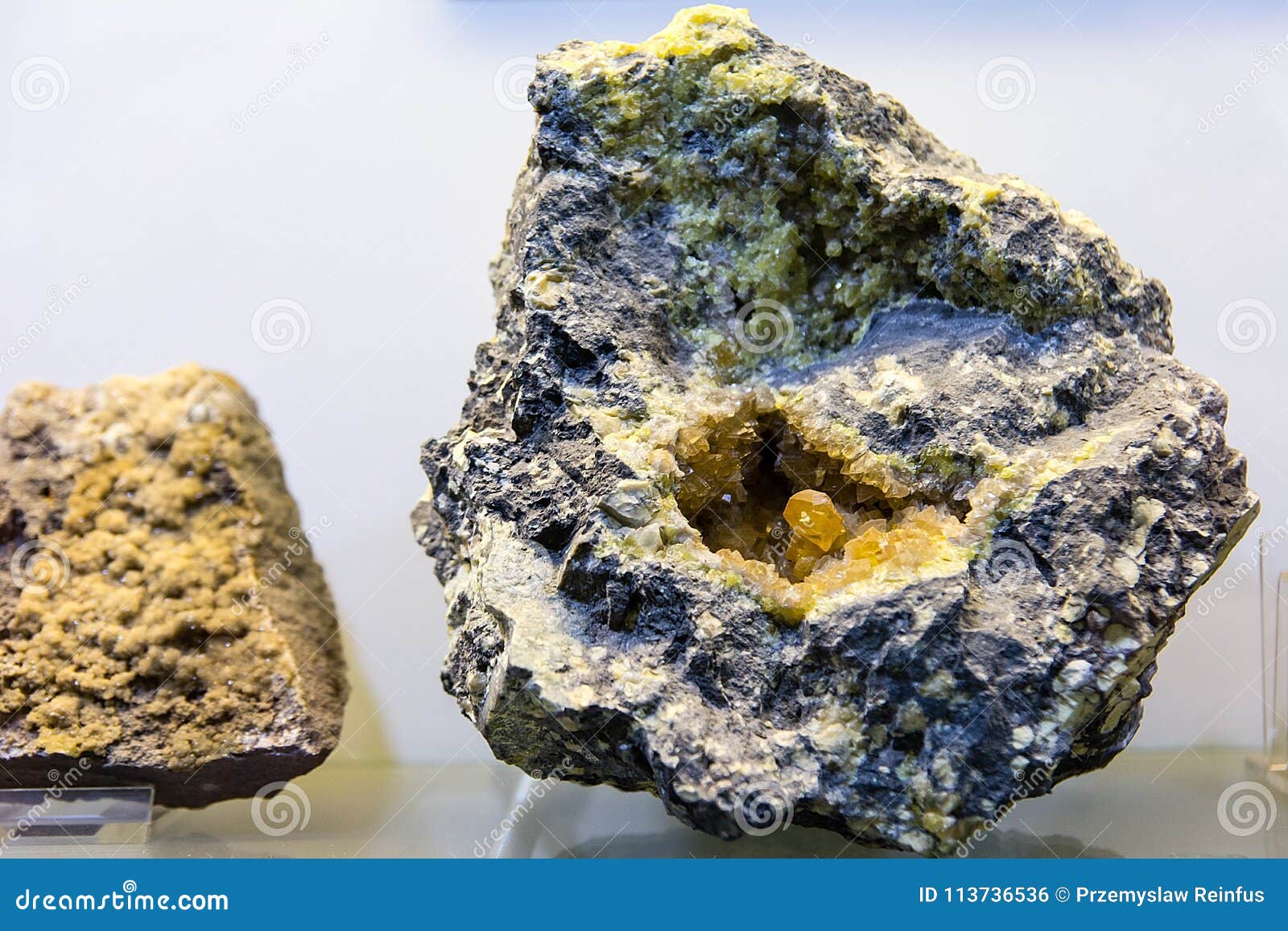 Cristales De La Calcita En La Roca Foto de archivo - Imagen de hermoso ...