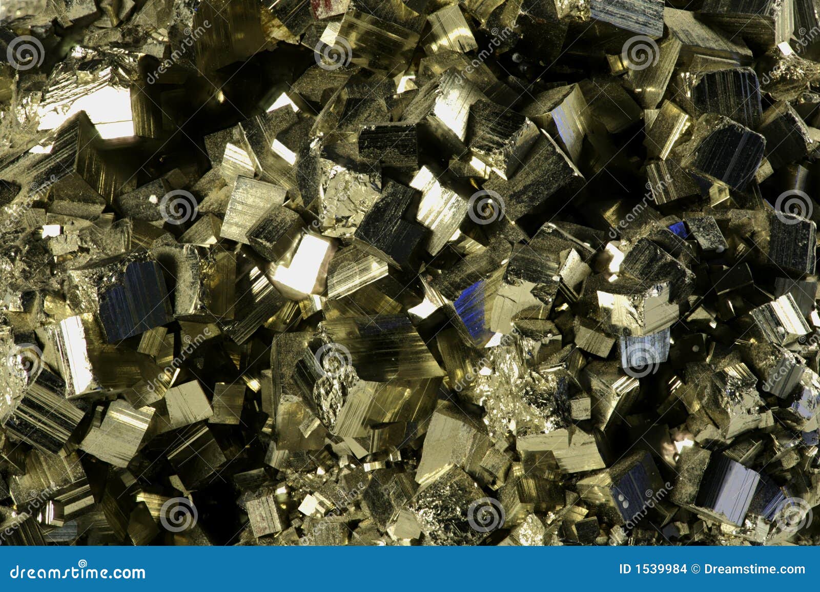 Cristalli Della Pirite Di Ferro Fotografia Stock - Immagine di quadrato ...