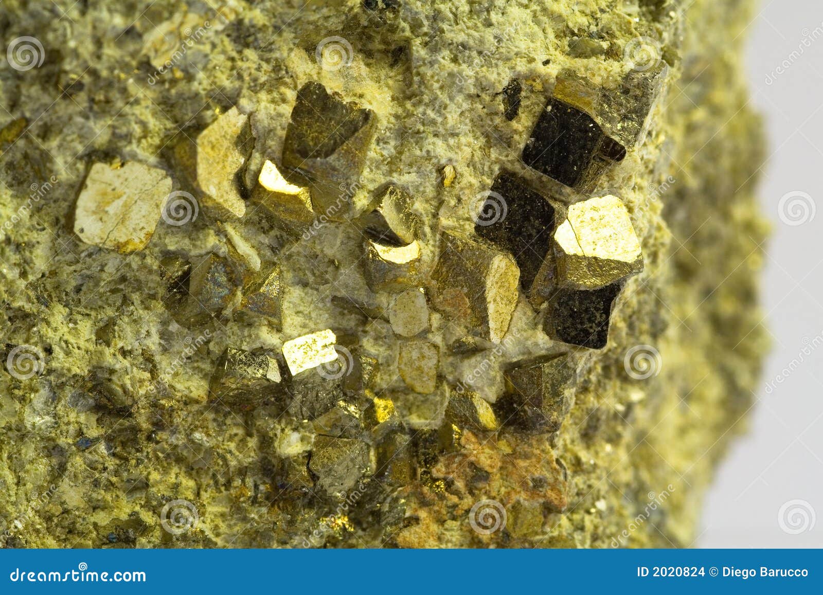 Cristalli di pirite fotografia stock. Immagine di ricerca - 2020824