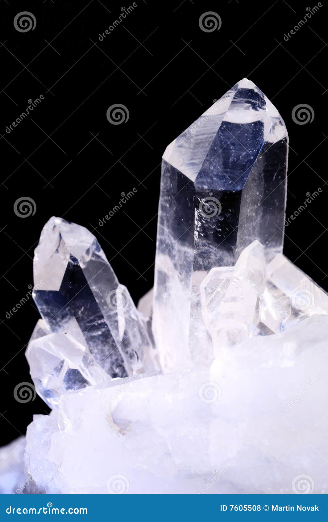 Cristalli Di Quarzo Sul Nero Fotografia Stock - Immagine di roccia ...