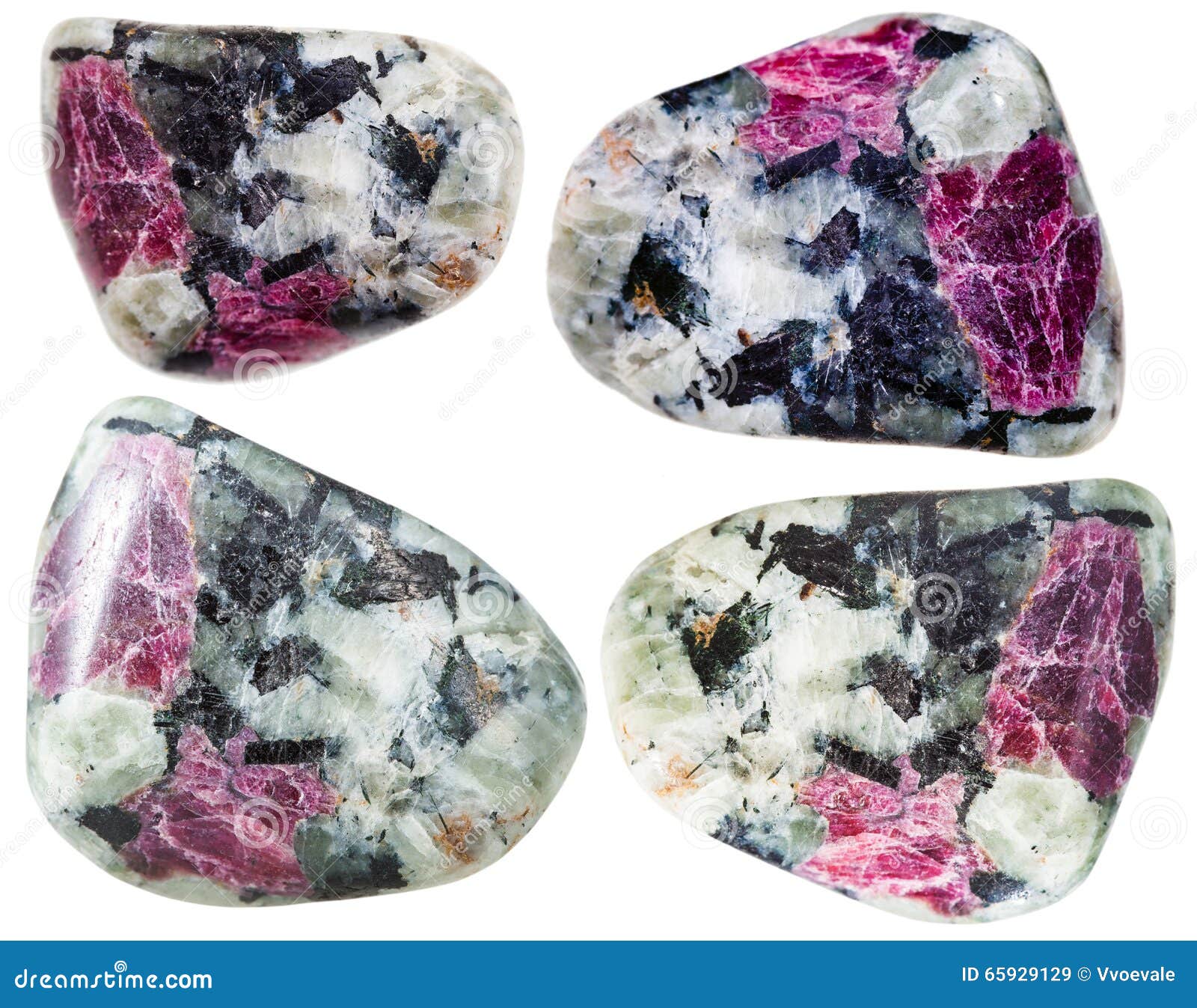 Cristalli Ruzzolati Del Corindone in Rocce Isolate Immagine Stock ...