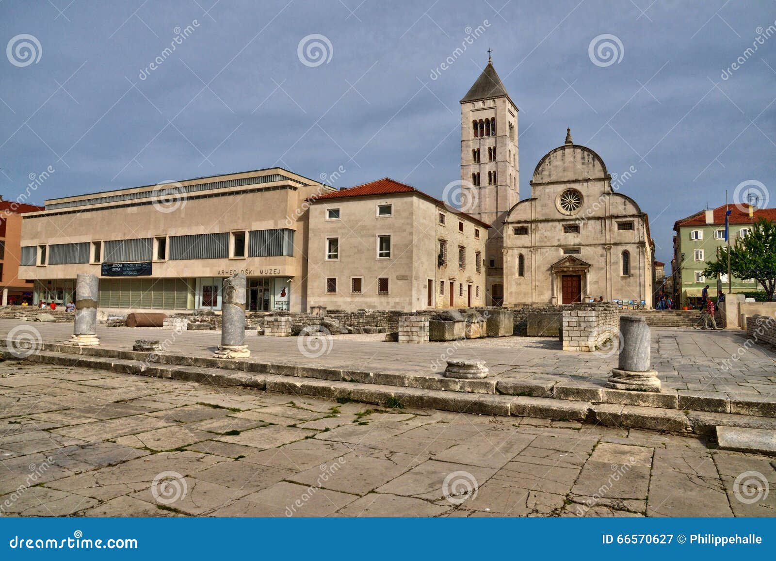 Croacia, Ciudad Pintoresca De Zadar En Balcan Fotografía editorial ...