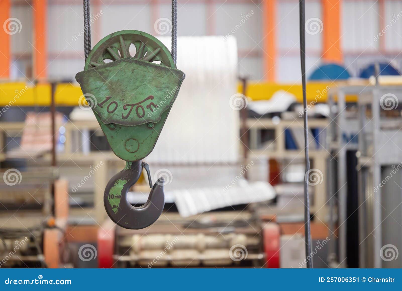 Crochet De Grue Dans L'usine Image stock - Image du levage, fabrication ...