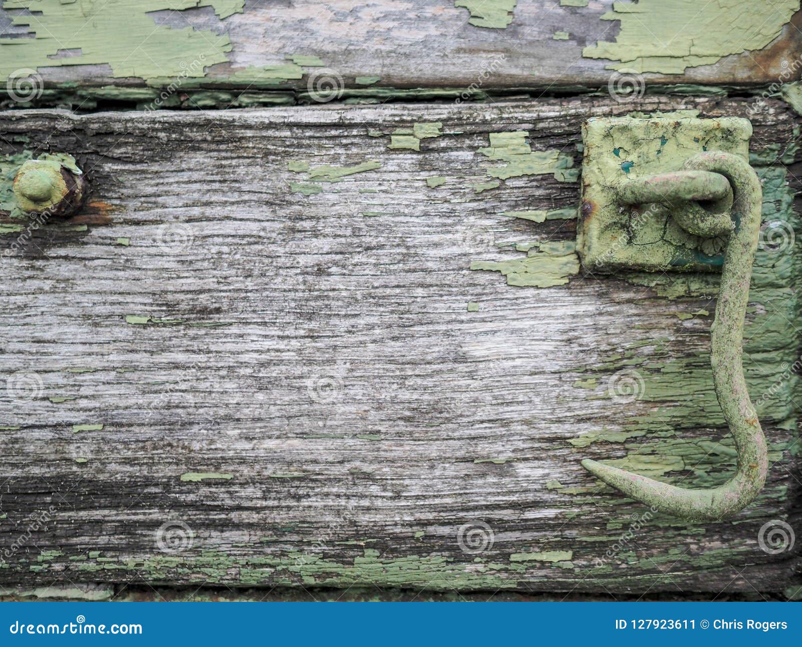 Crochet vert sur le bois image stock. Image du bleu - 127923611
