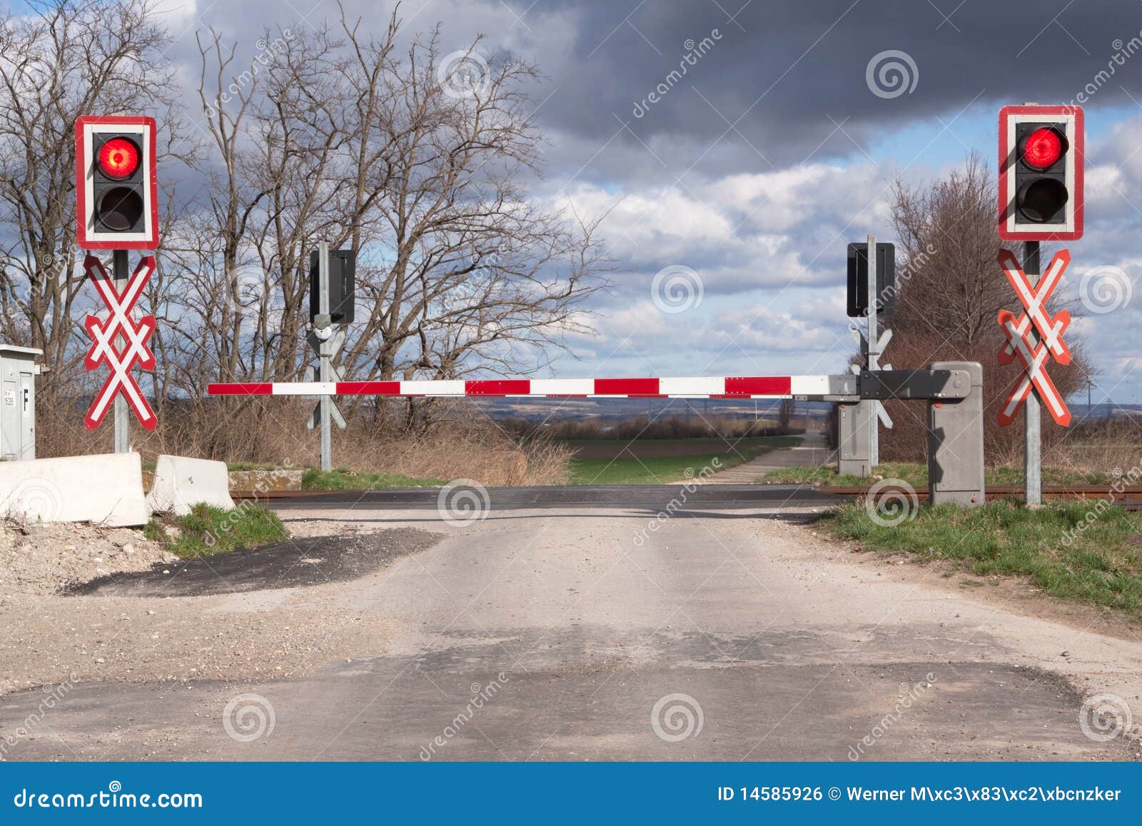 Croisement De Chemin De Fer Photo stock - Image du lumières, extérieur ...