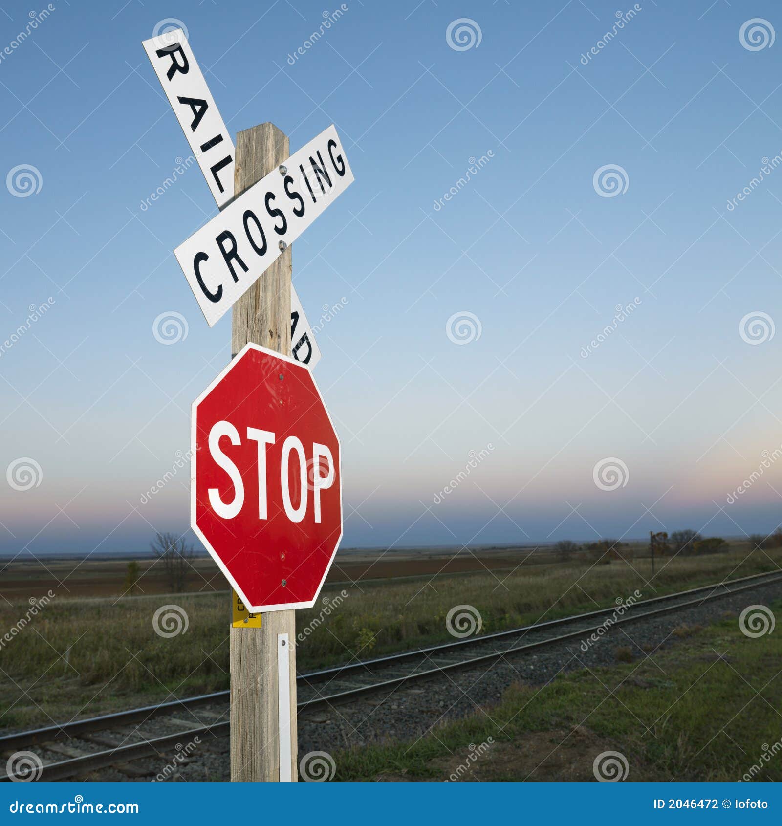 Croisement De Chemin De Fer Photo stock - Image du croisement, rural ...