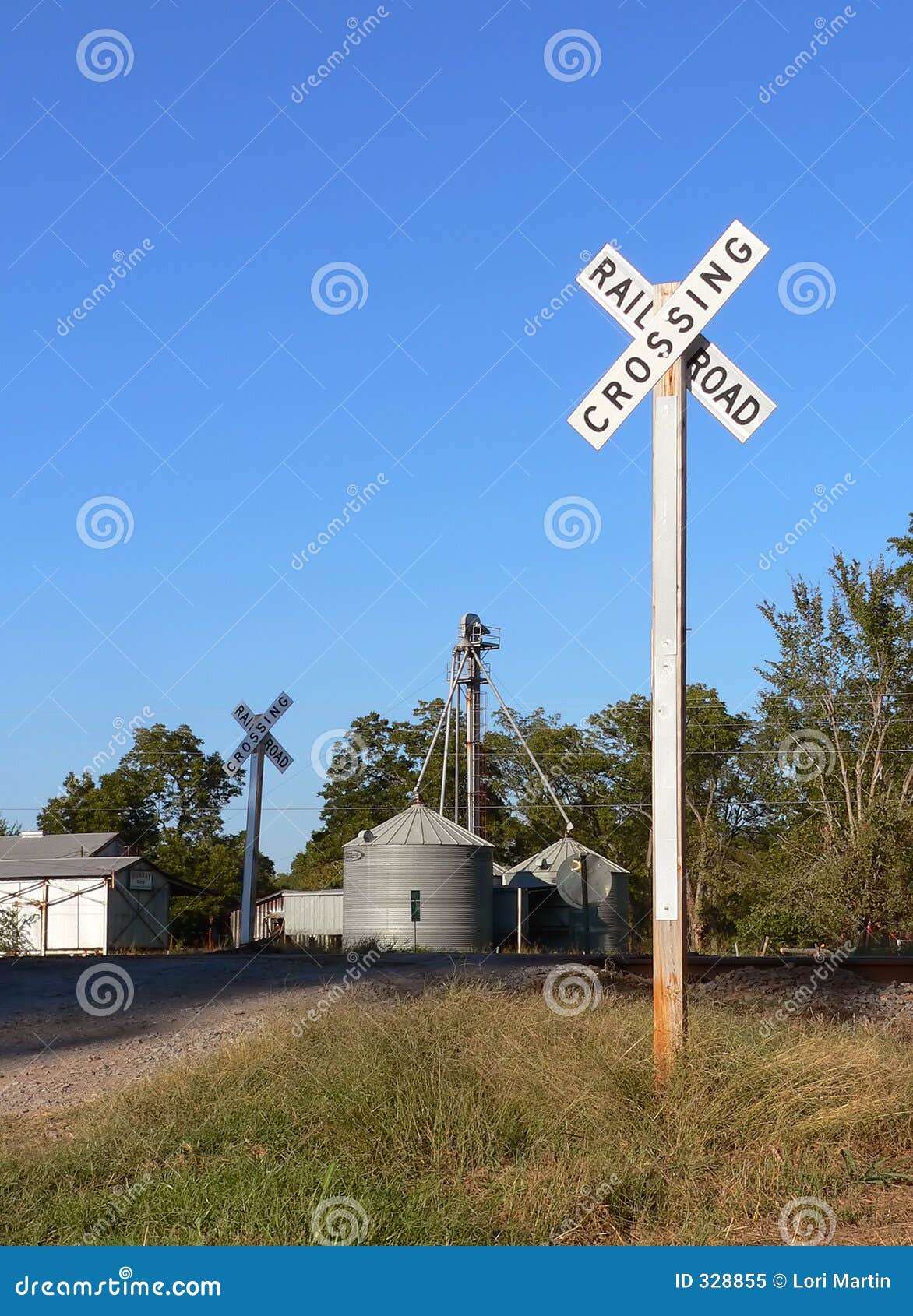Croisement De Chemin De Fer Image stock - Image du silo, pays: 328855