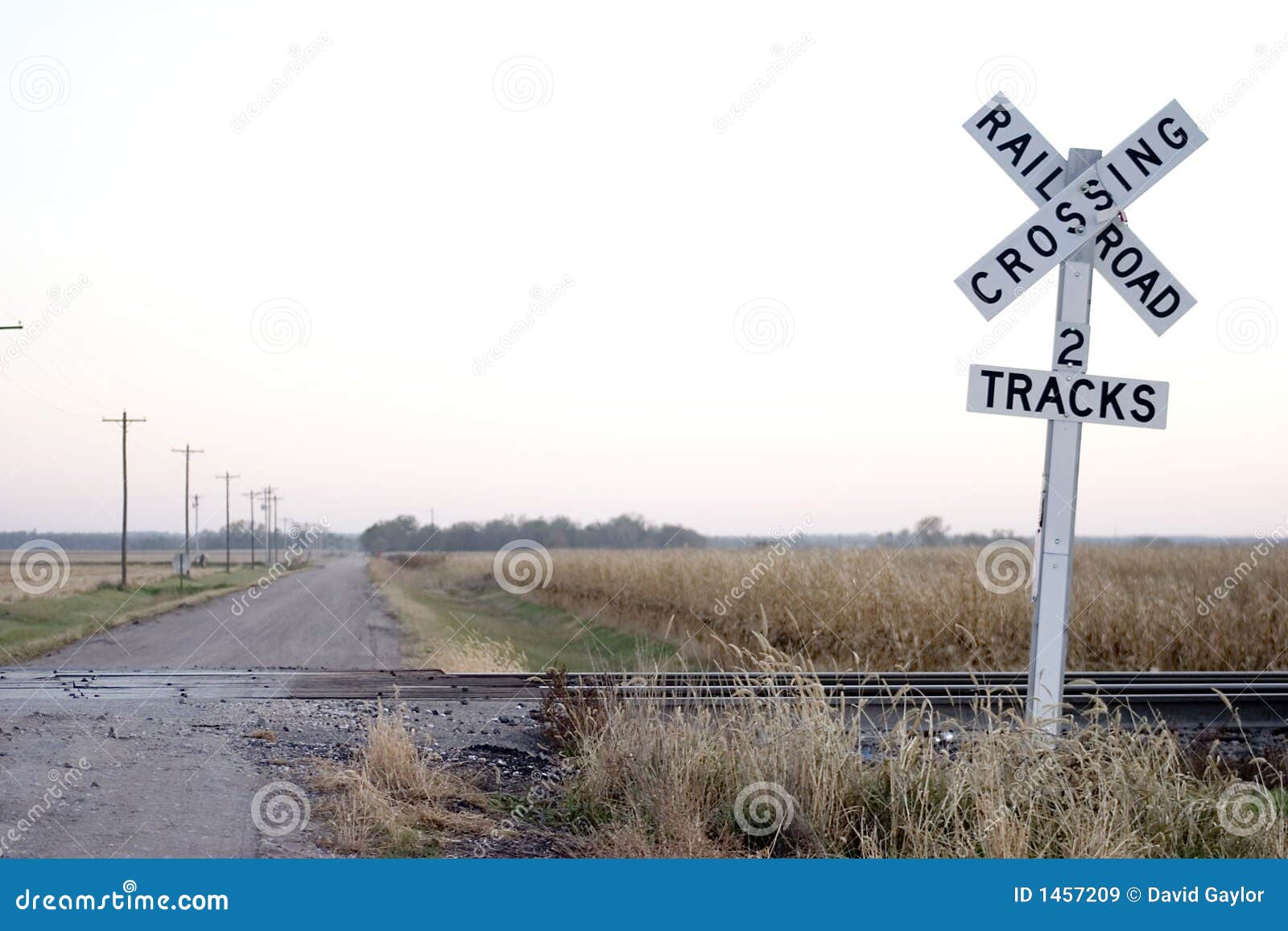 Croisement De Chemin De Fer De Route De Campagne Image stock - Image du ...