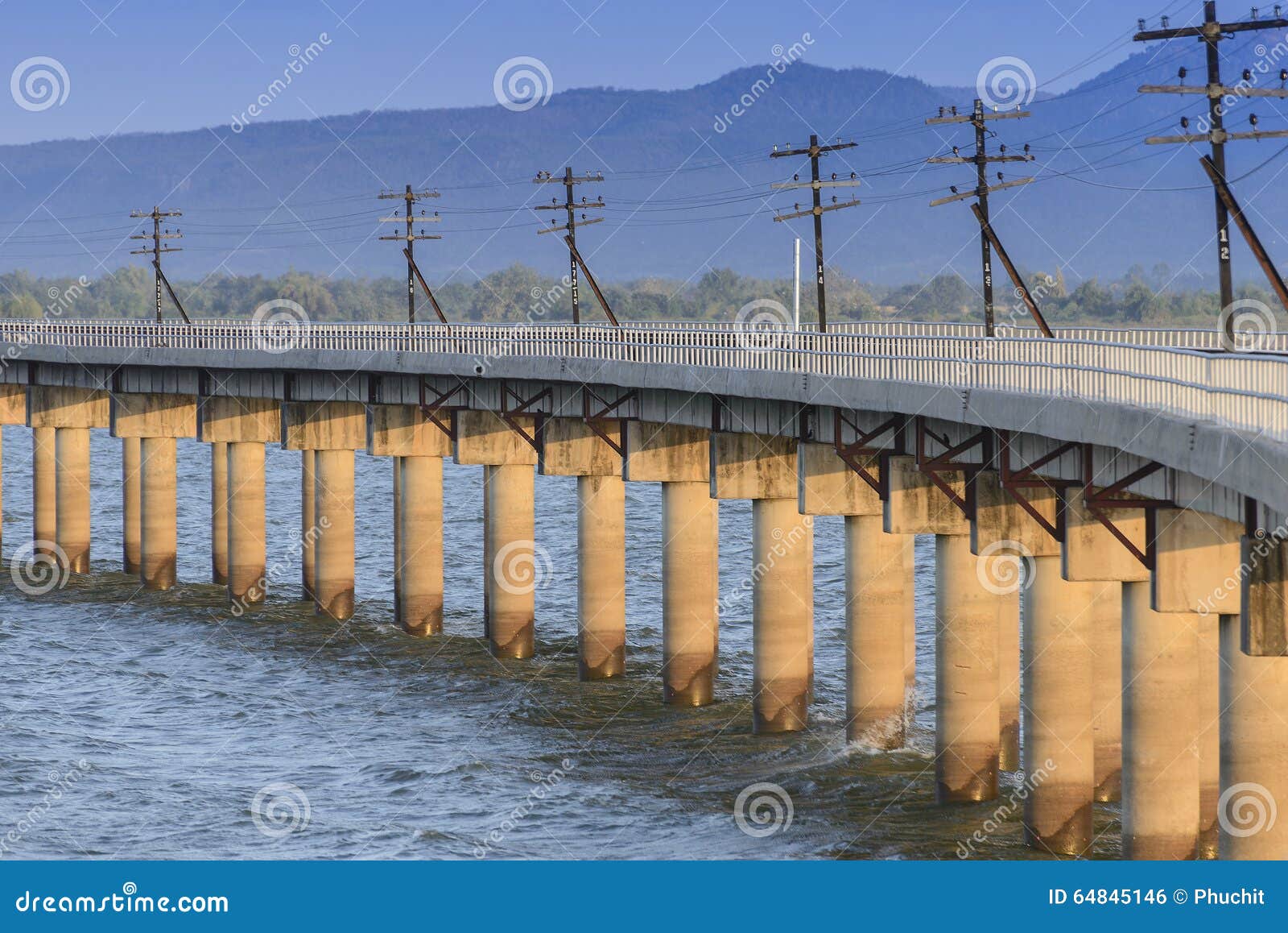 Croisement De Chemin De Fer Ou De Chemin De Fer Le Lac Photo stock ...