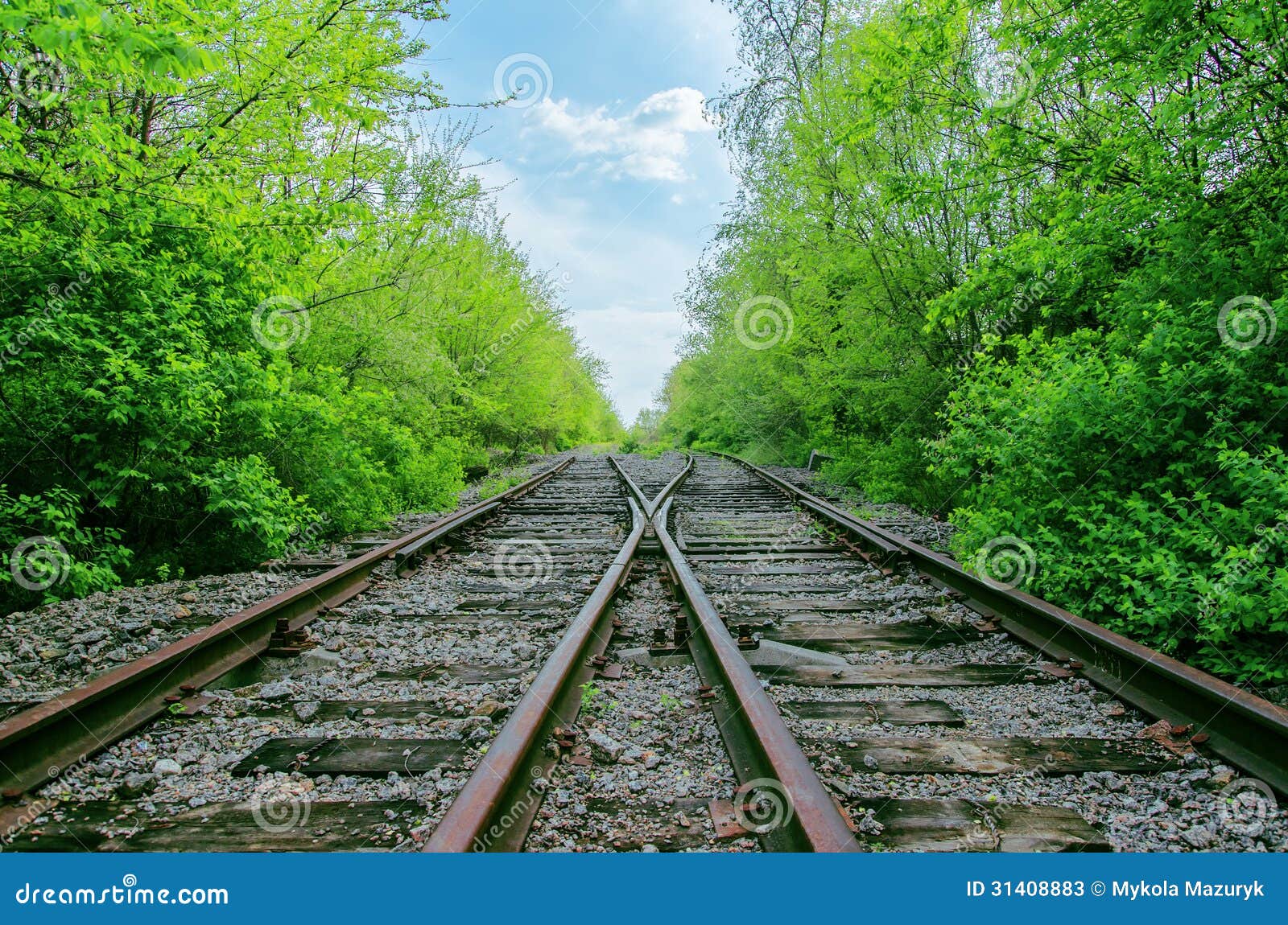 Croisement De Deux Chemins De Fer Image stock - Image du fantastique ...