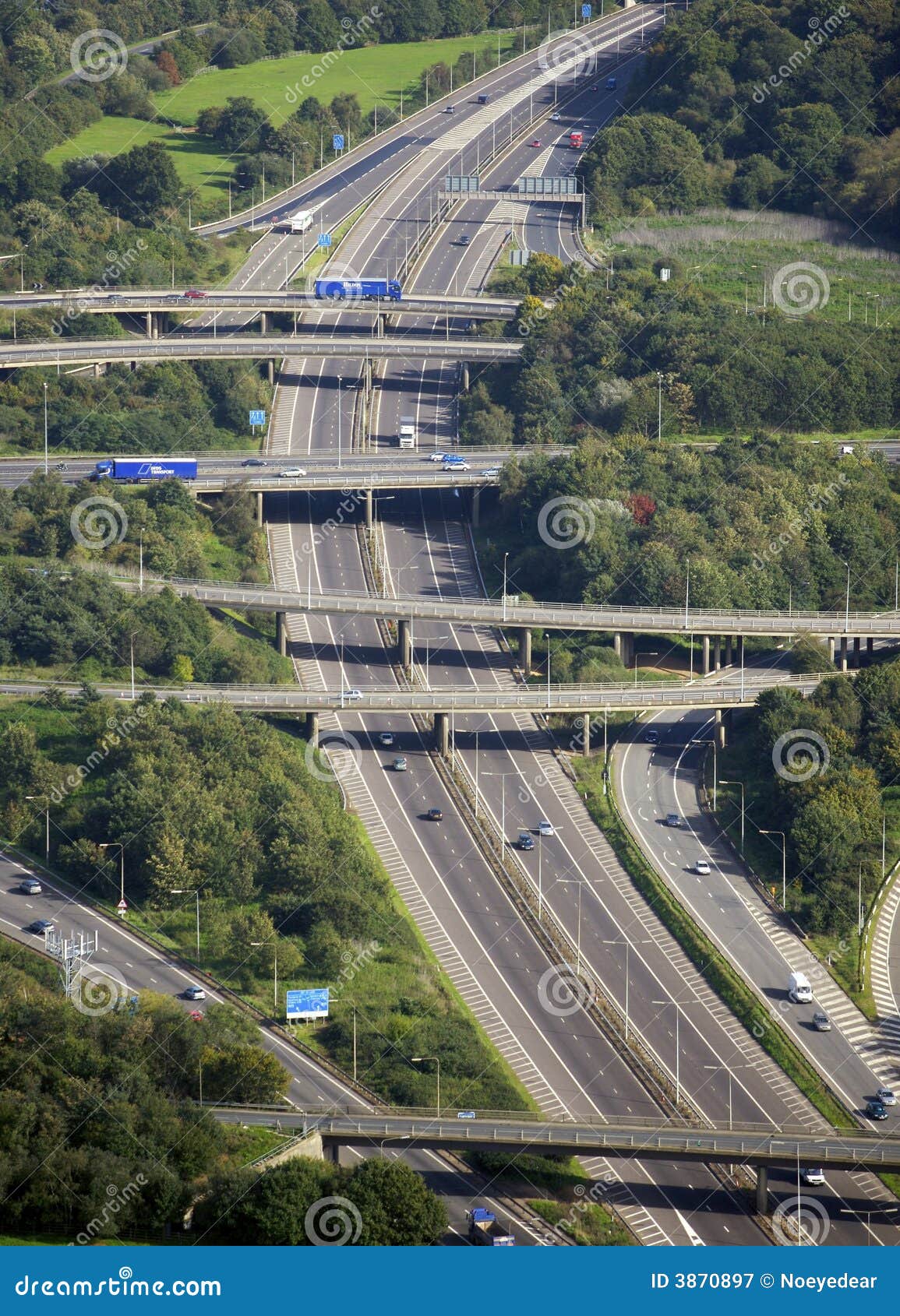 Croisements image stock. Image du véhicule, camion, route - 3870897