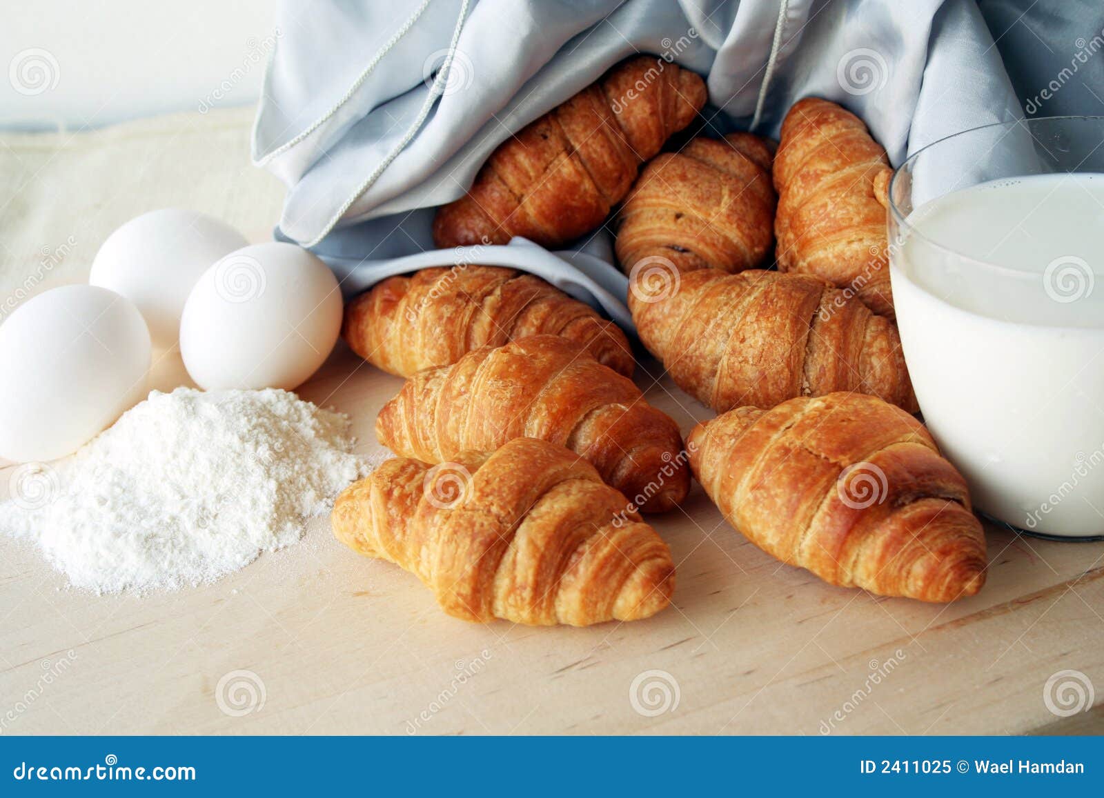 Croissant Avec Du Lait Et Des Oeufs Image stock - Image du beurre ...