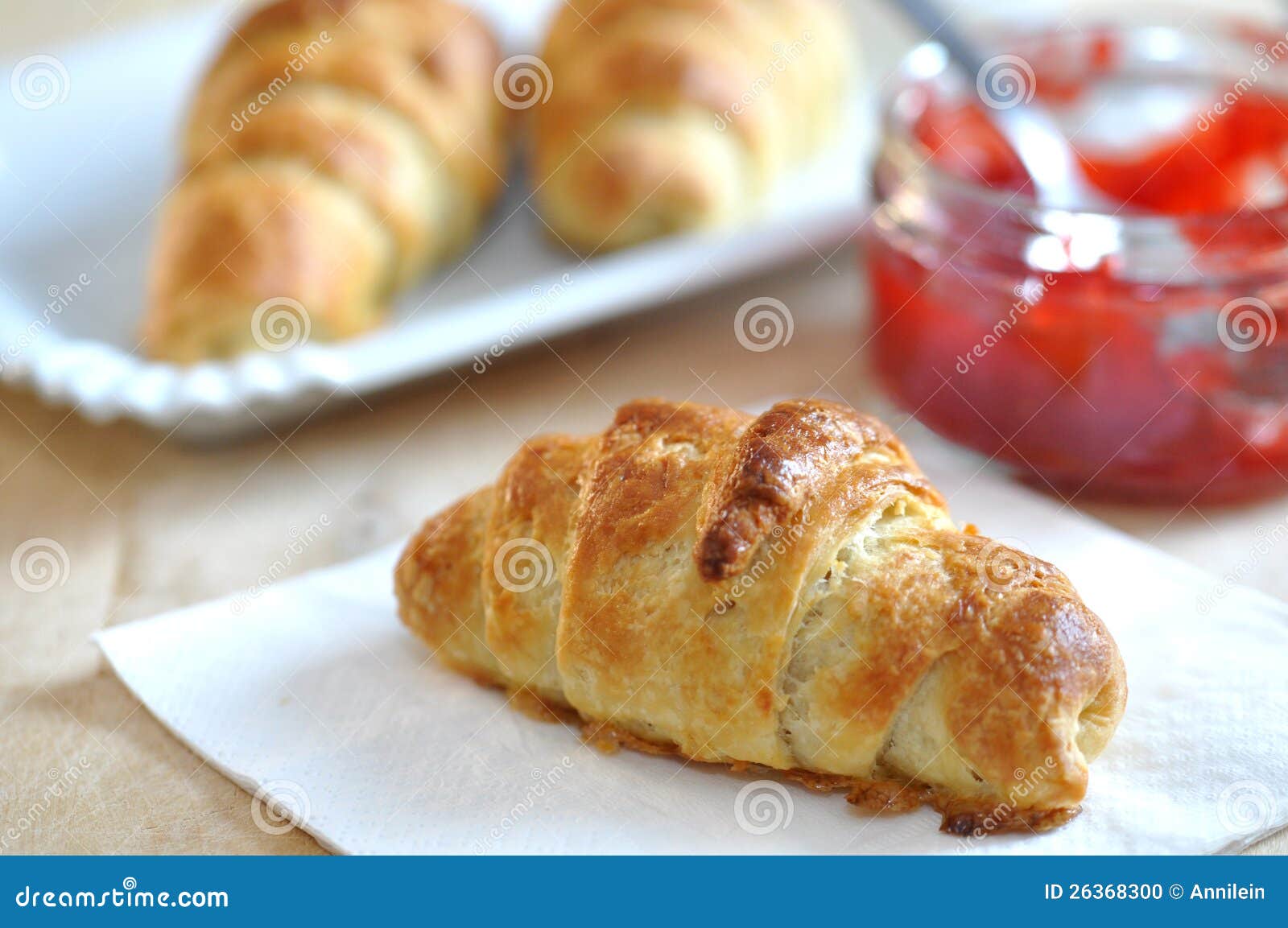 Croissant Com Doce De Morango Foto de Stock - Imagem de café, cozedura ...