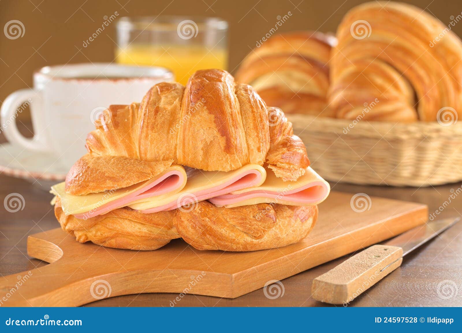 Croissant Con El Jamón Y El Queso Foto de archivo - Imagen de sabroso ...