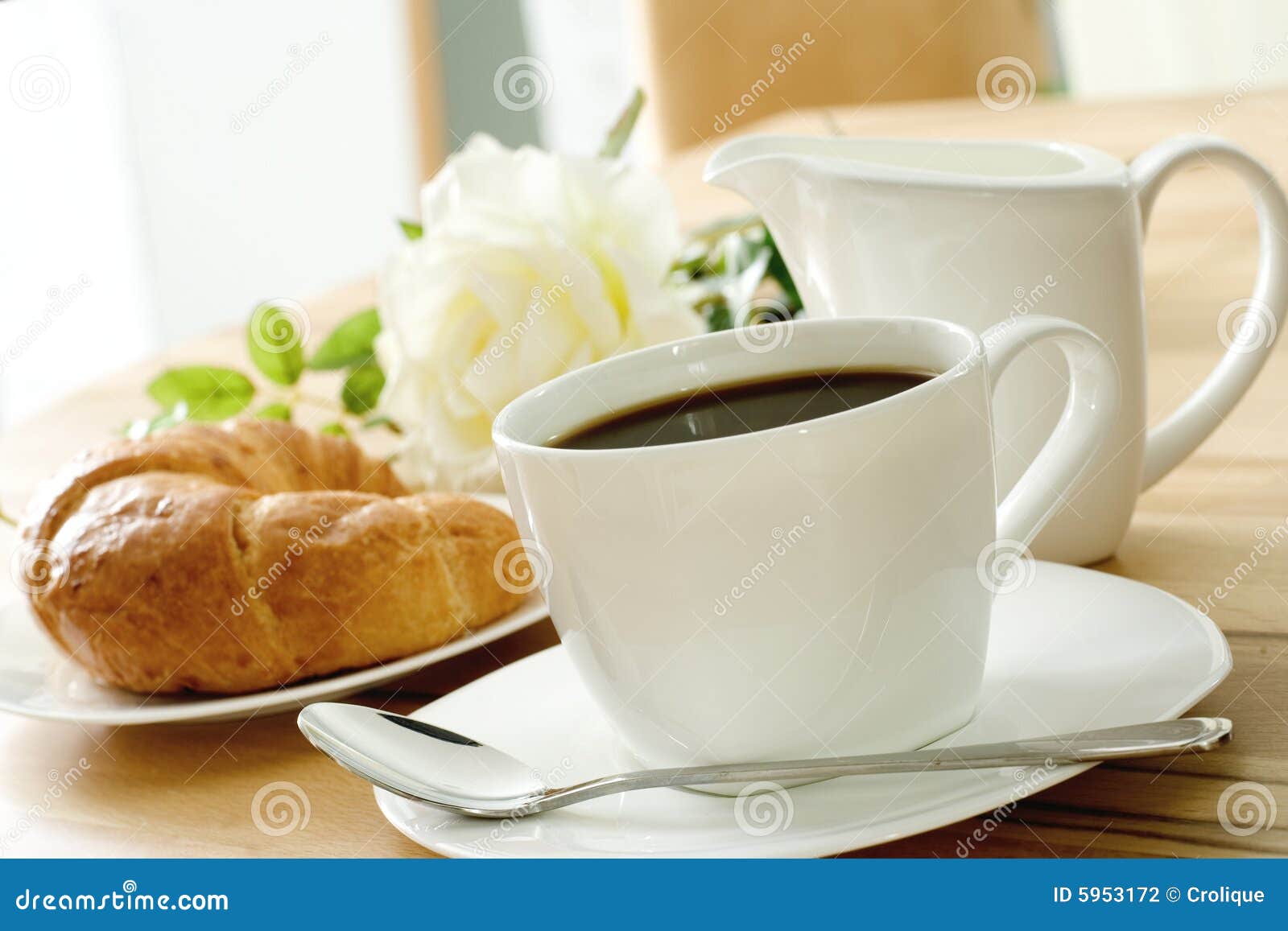Croissant e café foto de stock. Imagem de continental - 5953172