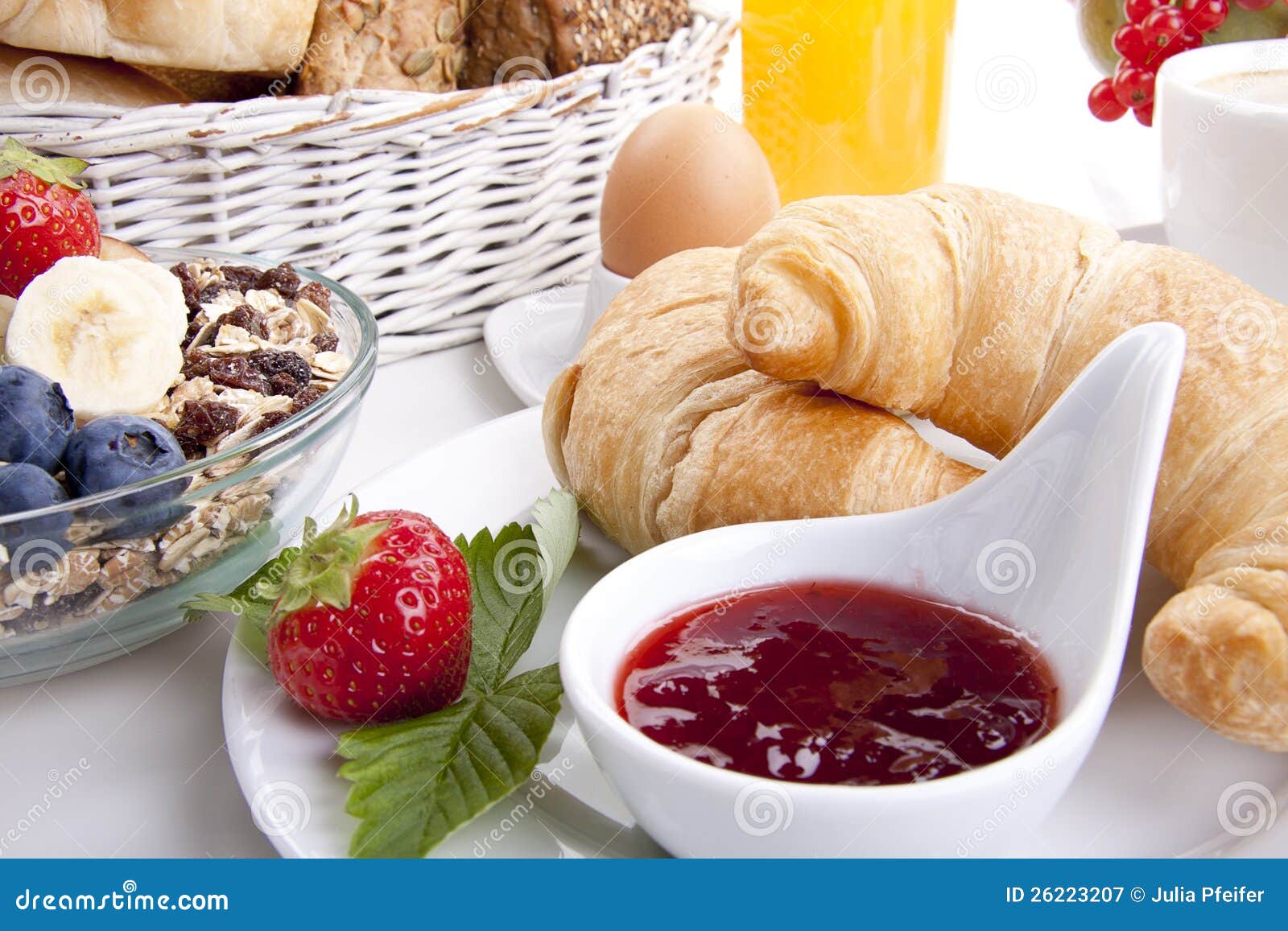Croissant Francés Tradicional Del Desayuno Imagen de archivo - Imagen ...