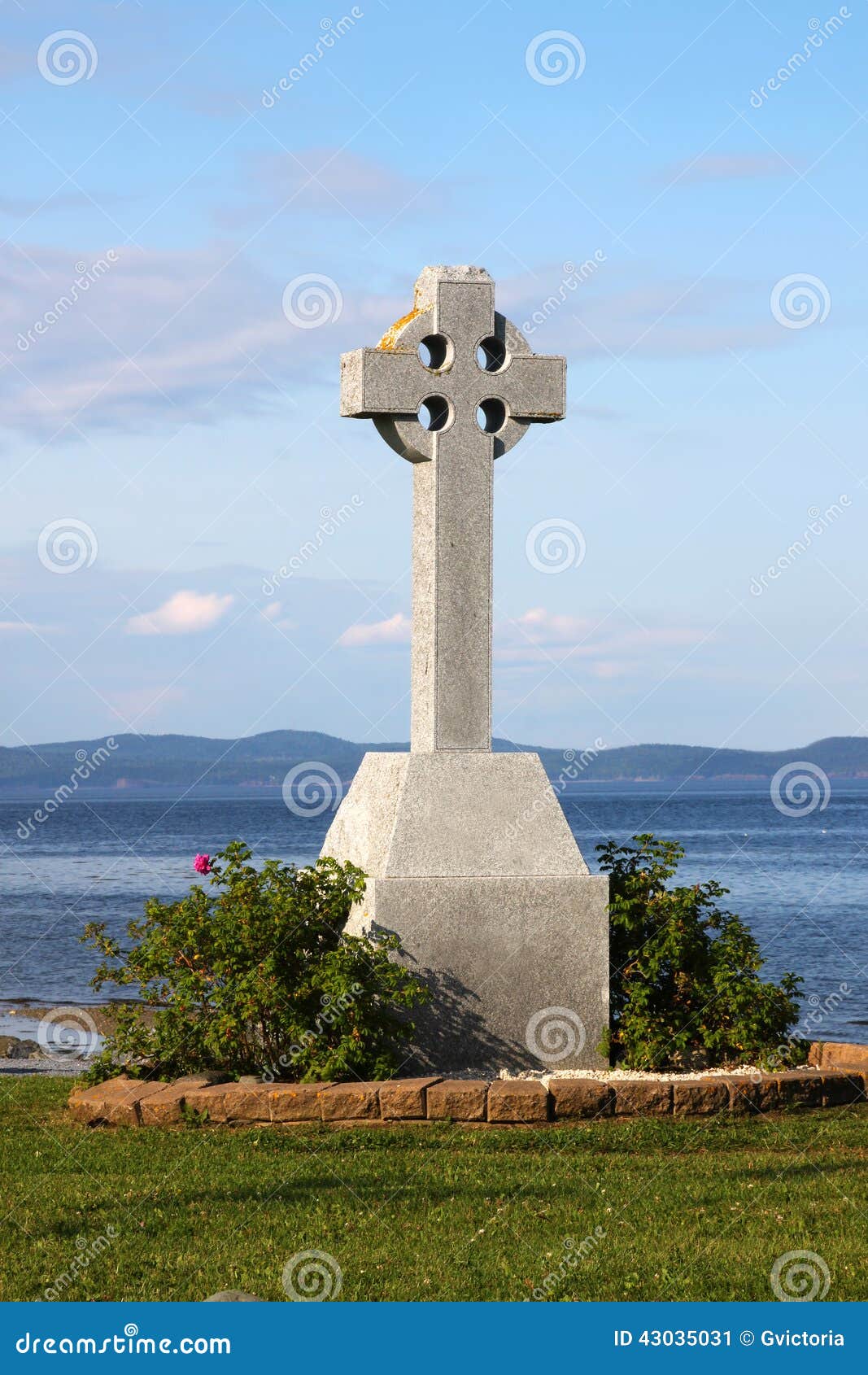 Croix Celtique Par L'océan Photo stock - Image: 43035031