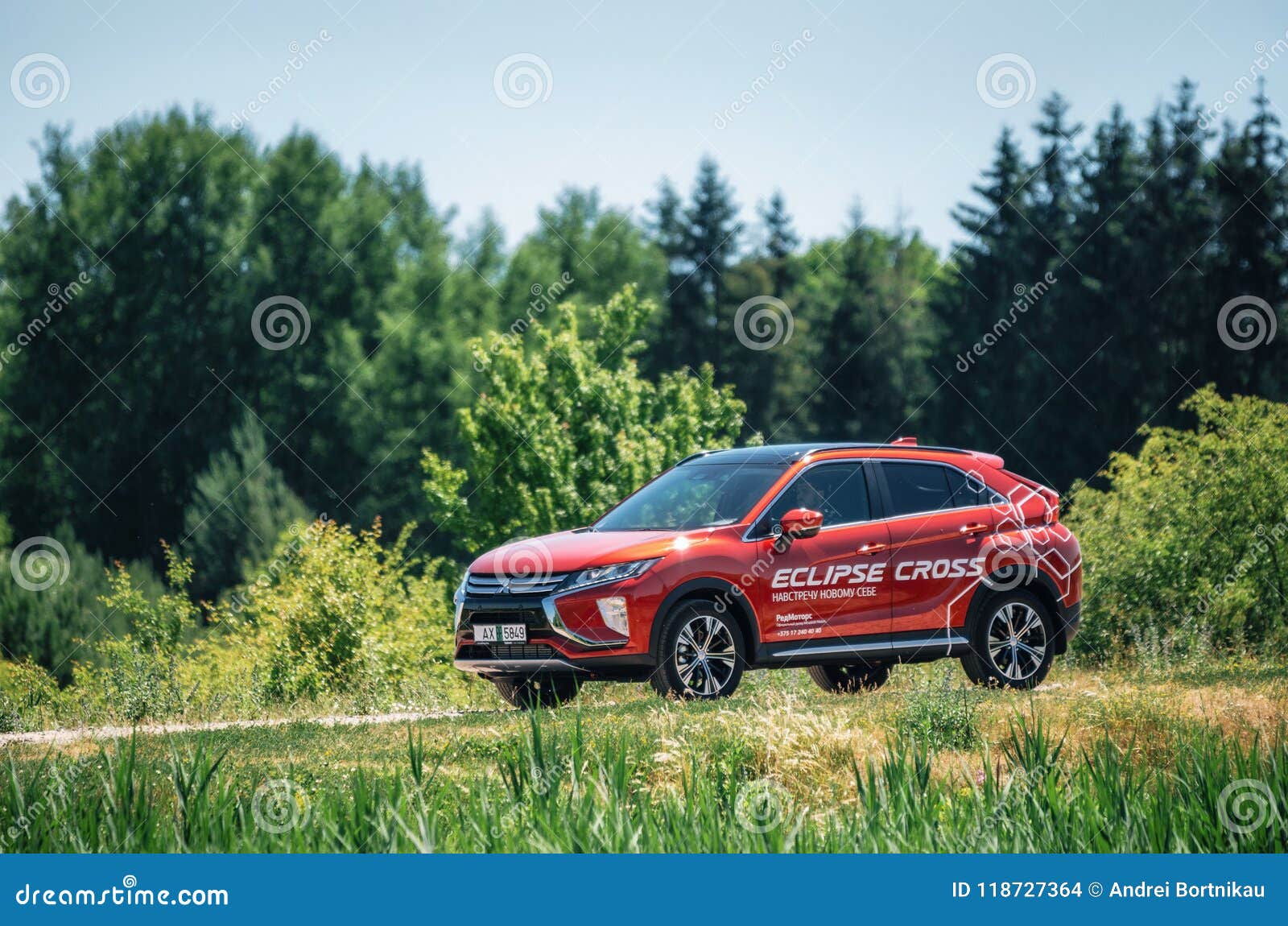 Croix D'éclipse De Mitsubishi Dans La Forêt Verte Image stock éditorial ...