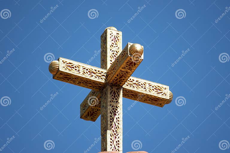 Croix fleurie image stock. Image du fleuri, journée, ciel - 18450165