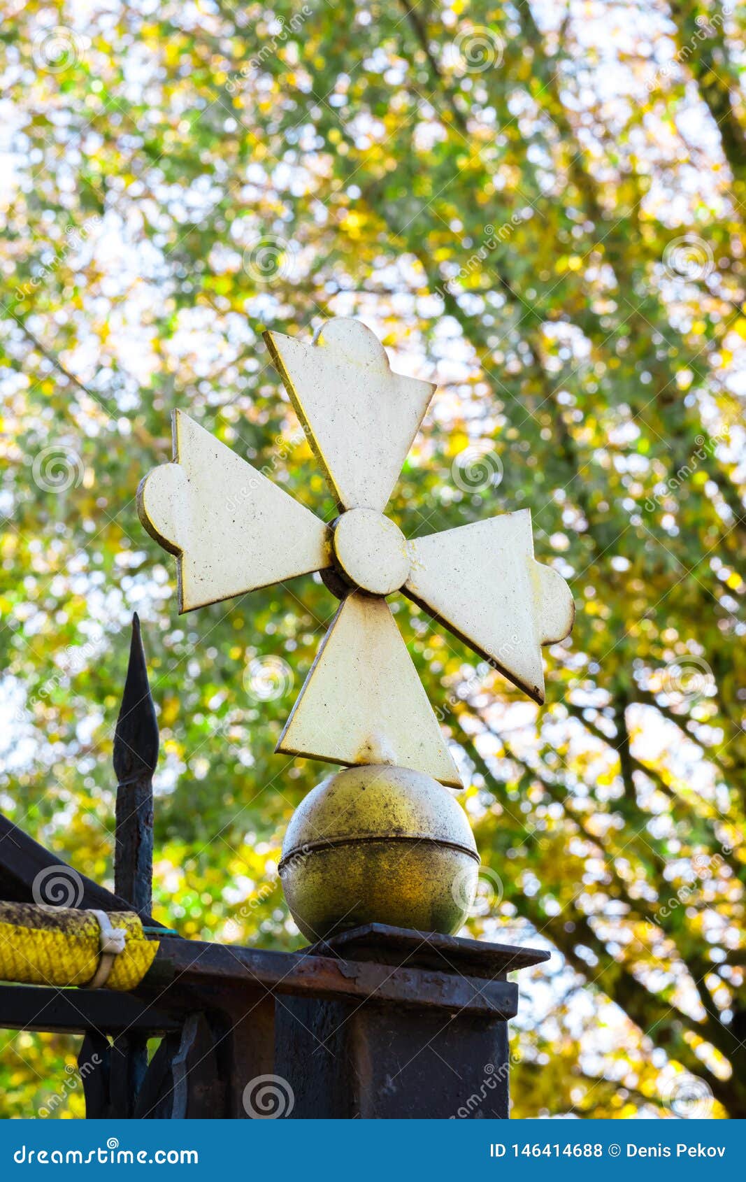 Croix jaune d'?glise photo stock. Image of vieux, bois - 146414688