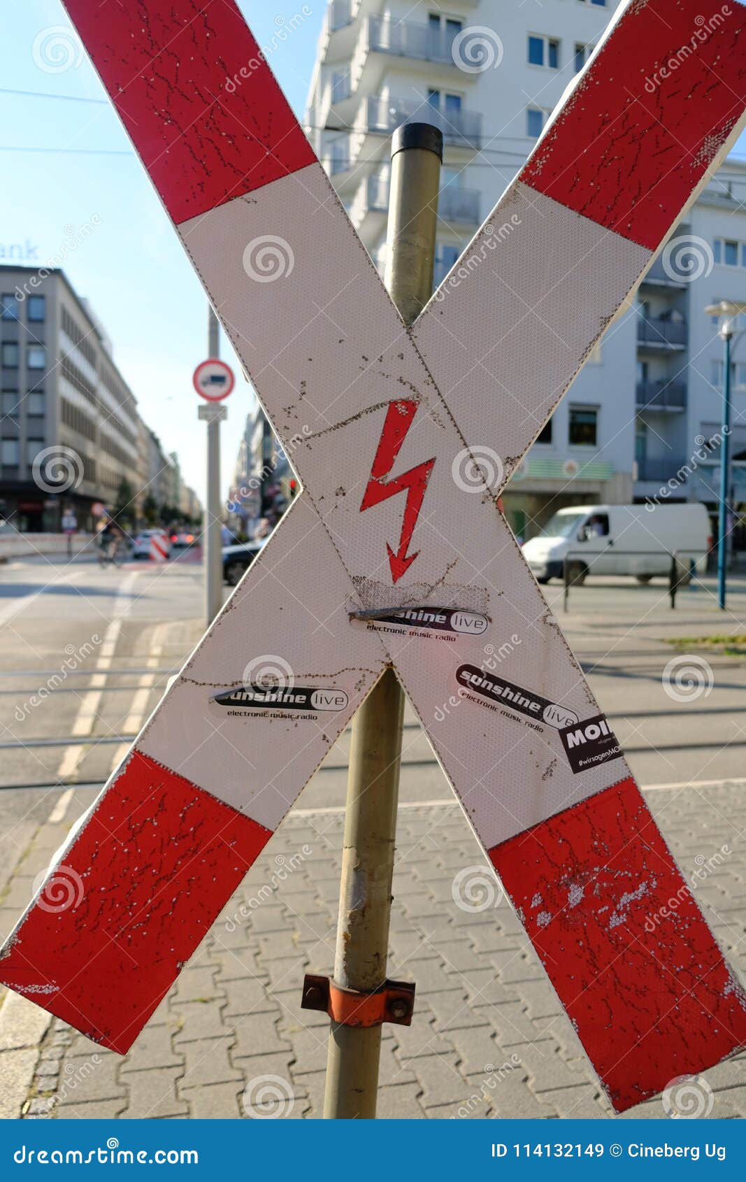 Croix Rouge Et Blanche Verticale, Signe D'interdiction Image stock ...