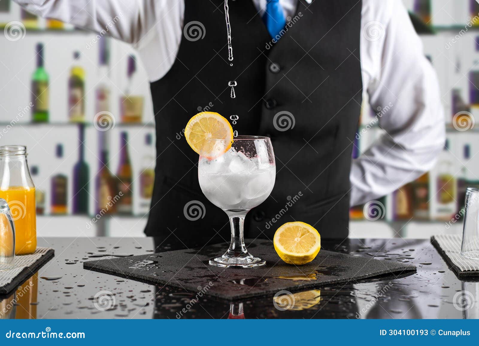Bartender Making a Gin Tonic Stock Image - Image of people, lime: 304100193
