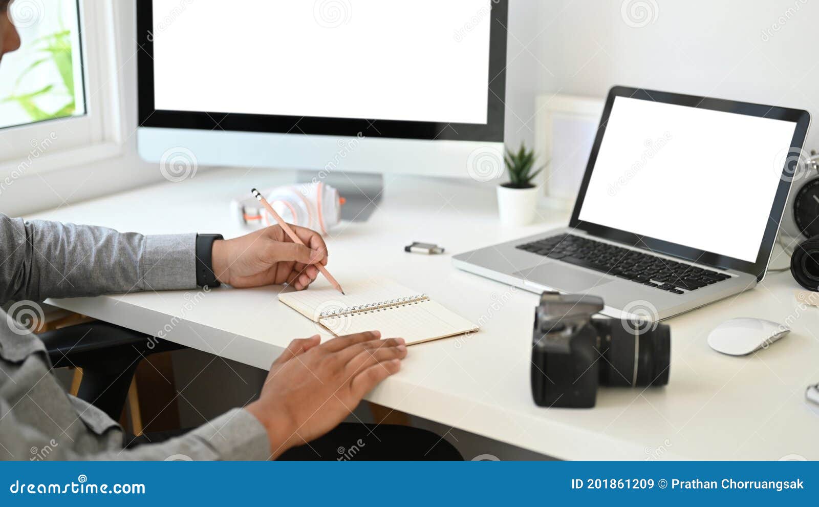 Cropped Shot of Graphic Designer or Photographer is Writing on a Blank ...