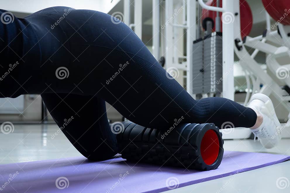 Cropped Shot Of Unrecognizable Slim Sporty Woman Using Foam Roller
