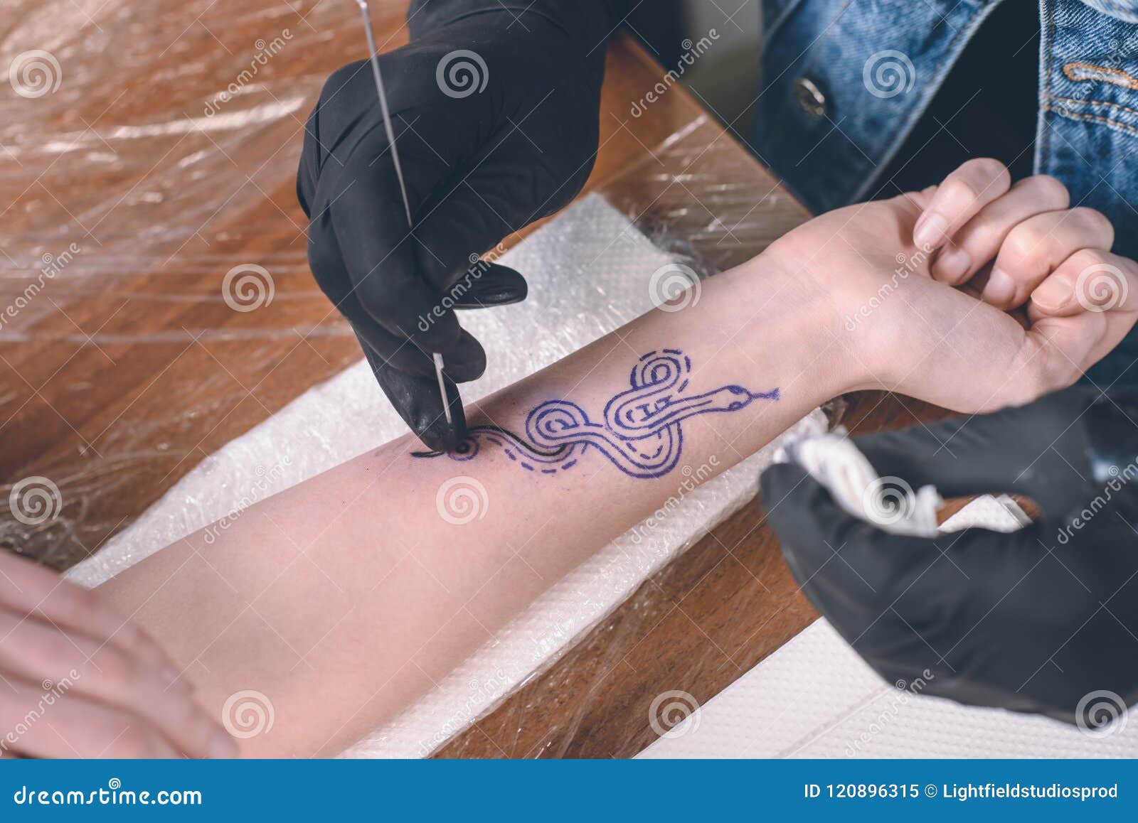 Tattooing Process Stock Photos - Download 1,707 Royalty Free Photos