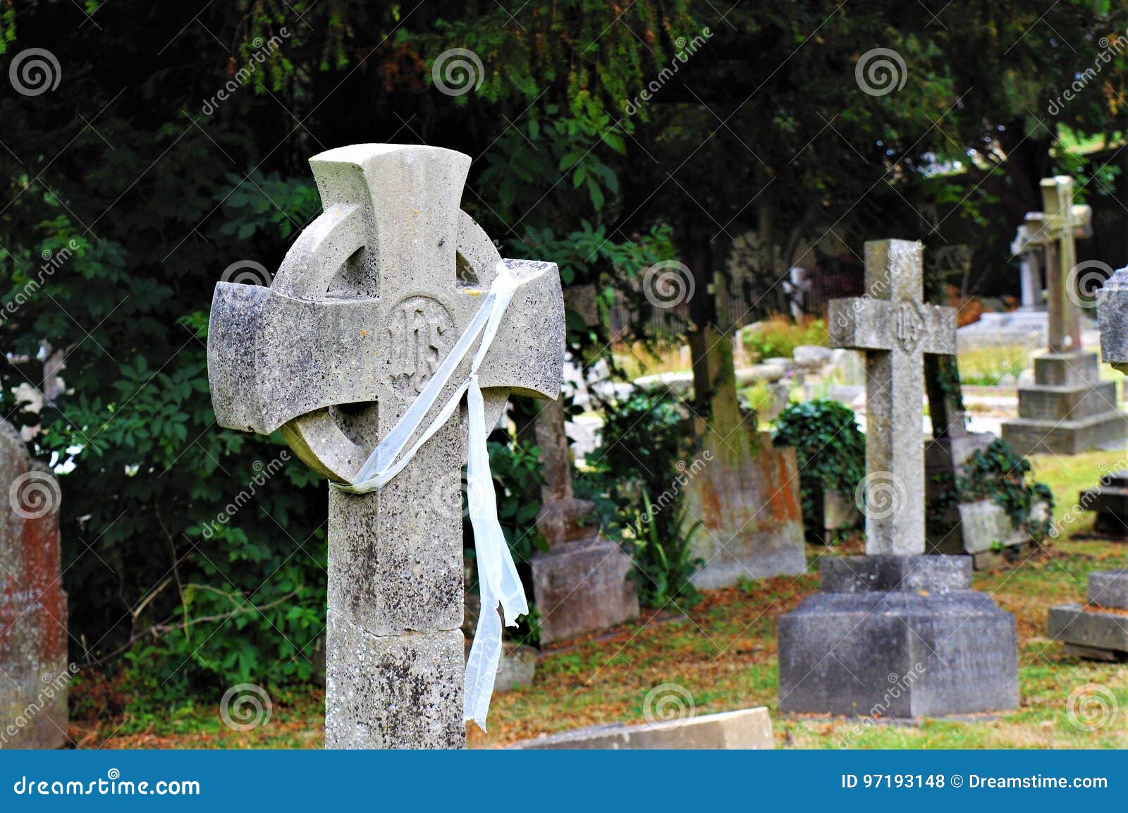 Cross in cemetery editorial stock photo. Image of architecture - 97193148