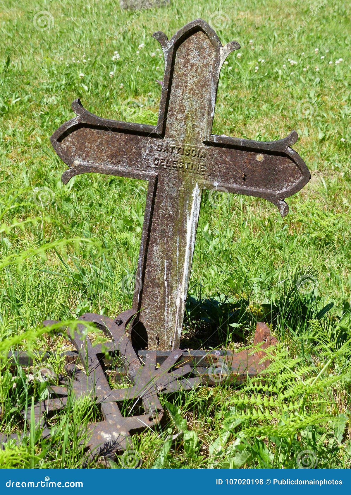 Cross, Grave, Grass, Headstone Picture. Image: 107020198