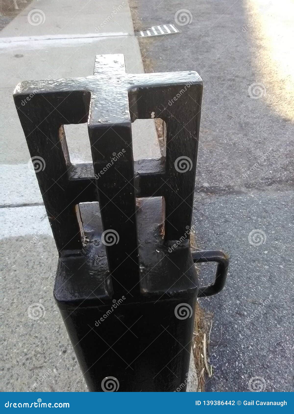 Cross -shaped Chain Post with Link Stock Photo - Image of link, shadow ...