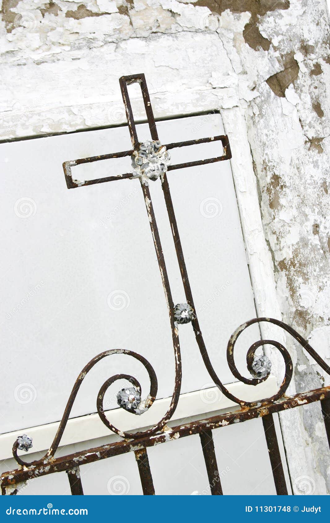 Cross at a tomb stock photo. Image of mausoleum, religion - 11301748