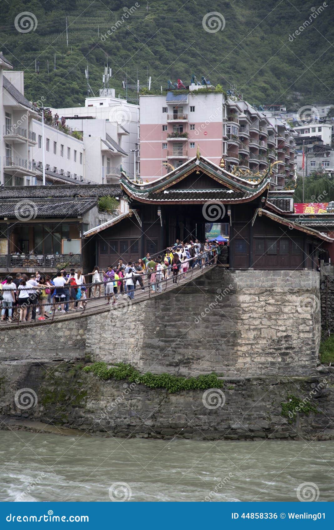 Crossing chain bridge editorial photo. Image of city - 44858336