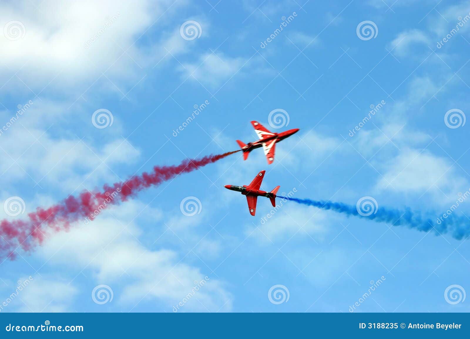 Crossing jets stock image. Image of fighters, flight, aircraft - 3188235
