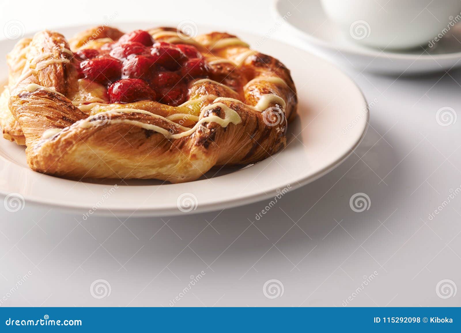 Crostate Della Pasta Sfoglia Del Lampone Fotografia Stock - Immagine di ...
