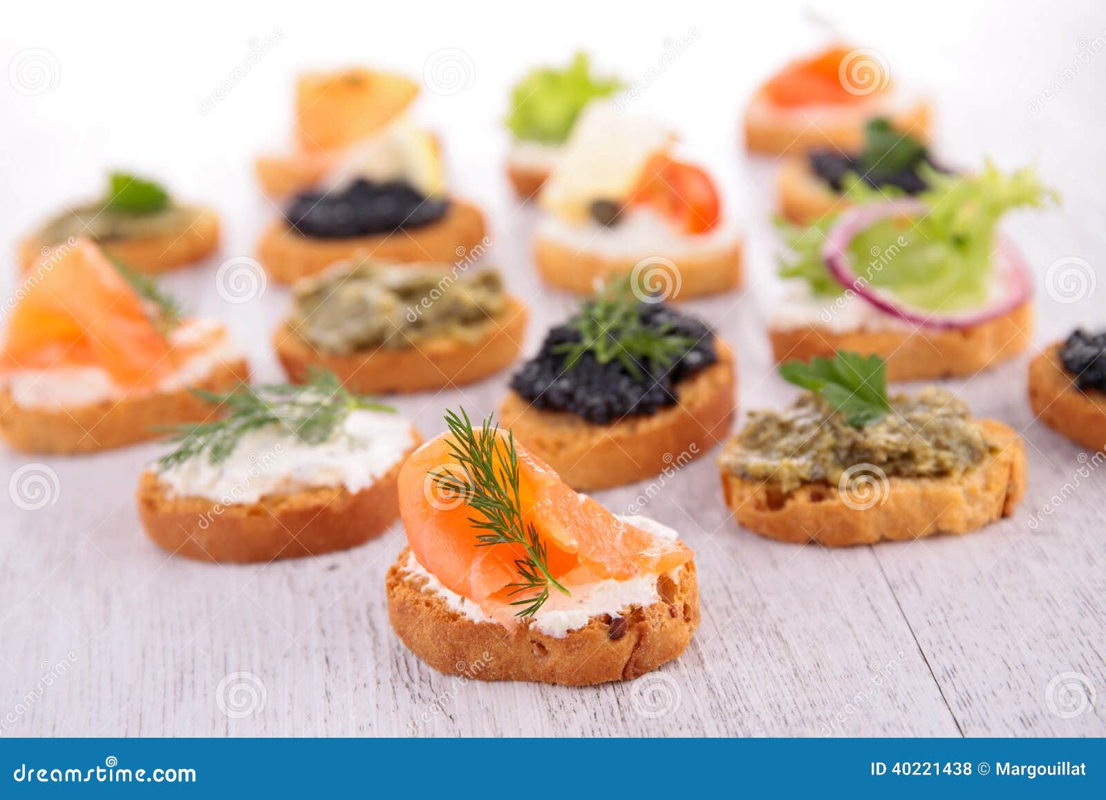 Crostini, canape photo stock. Image du bois, nourriture - 40221438