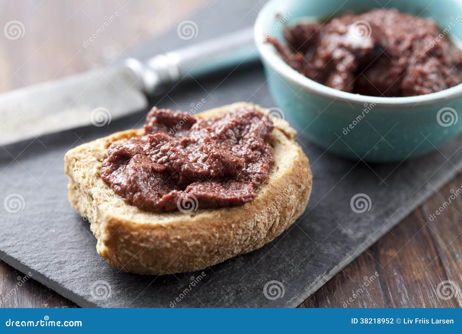 Crostini Con Pasta Di Olive Fotografia Stock - Immagine di nero, rosso ...