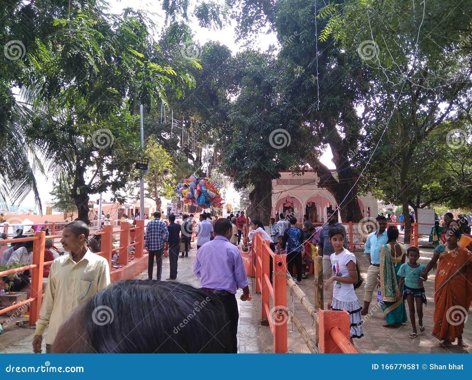Croud, at a temple, editorial photo. Image of people - 166779581