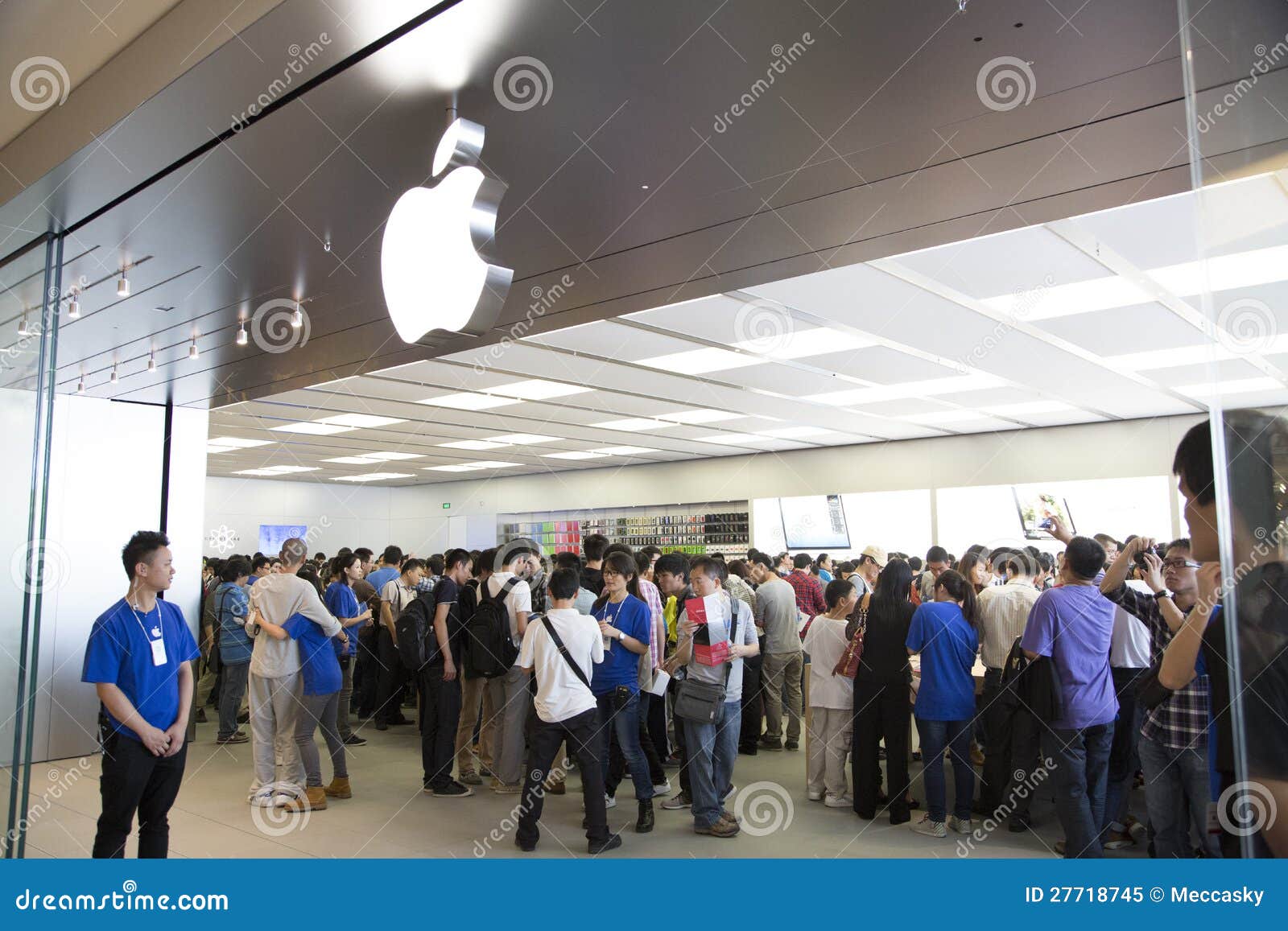 Crowd at Apple Store Shenzhen, China Editorial Image - Image of crowd ...