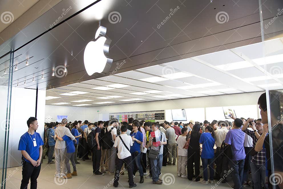 Crowd at Apple Store Shenzhen, China Editorial Image - Image of crowd ...