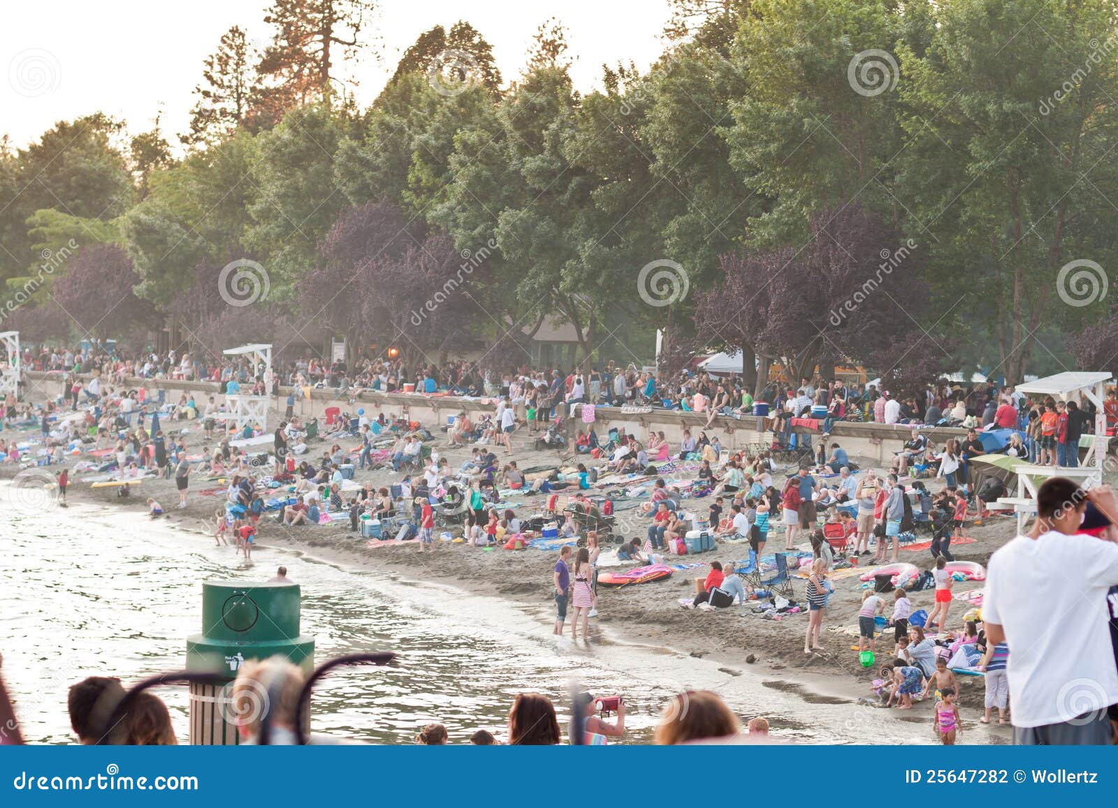 Crowd on the beach editorial photography. Image of celebrating - 25647282