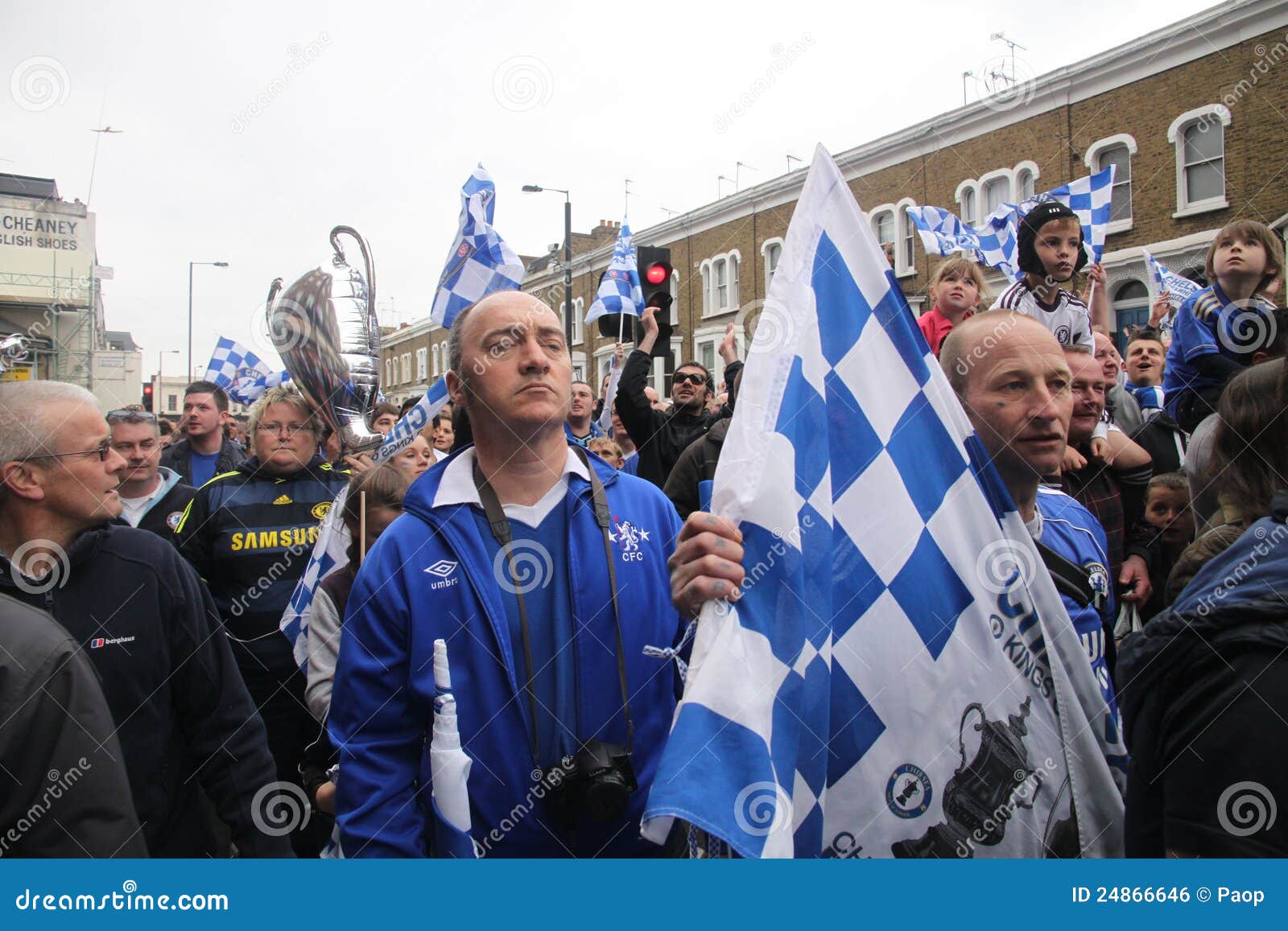 Crowd of Chelsea fans editorial photo. Image of trophy - 24866646