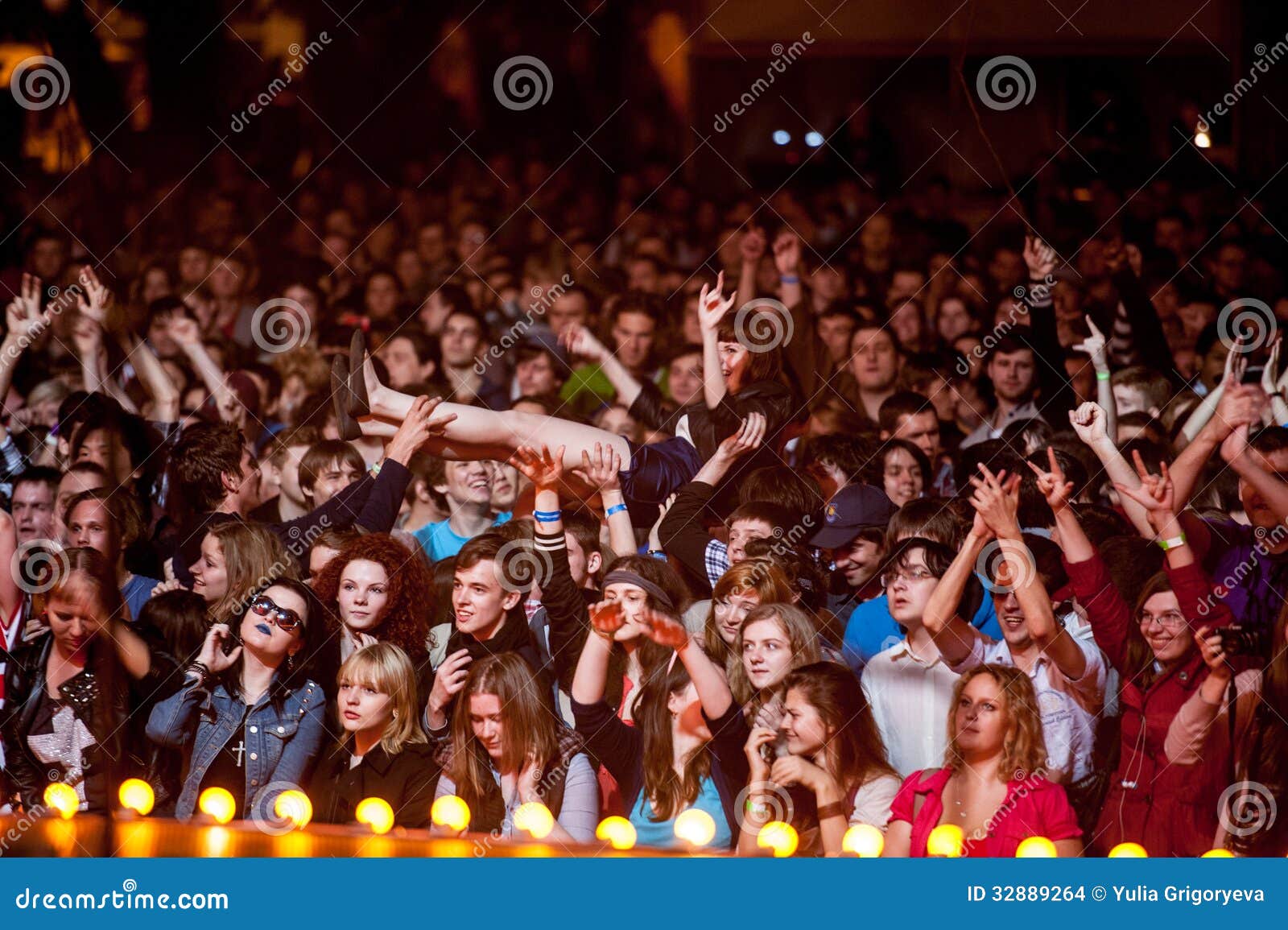 Crowd at a concert editorial stock image. Image of legend - 32889264