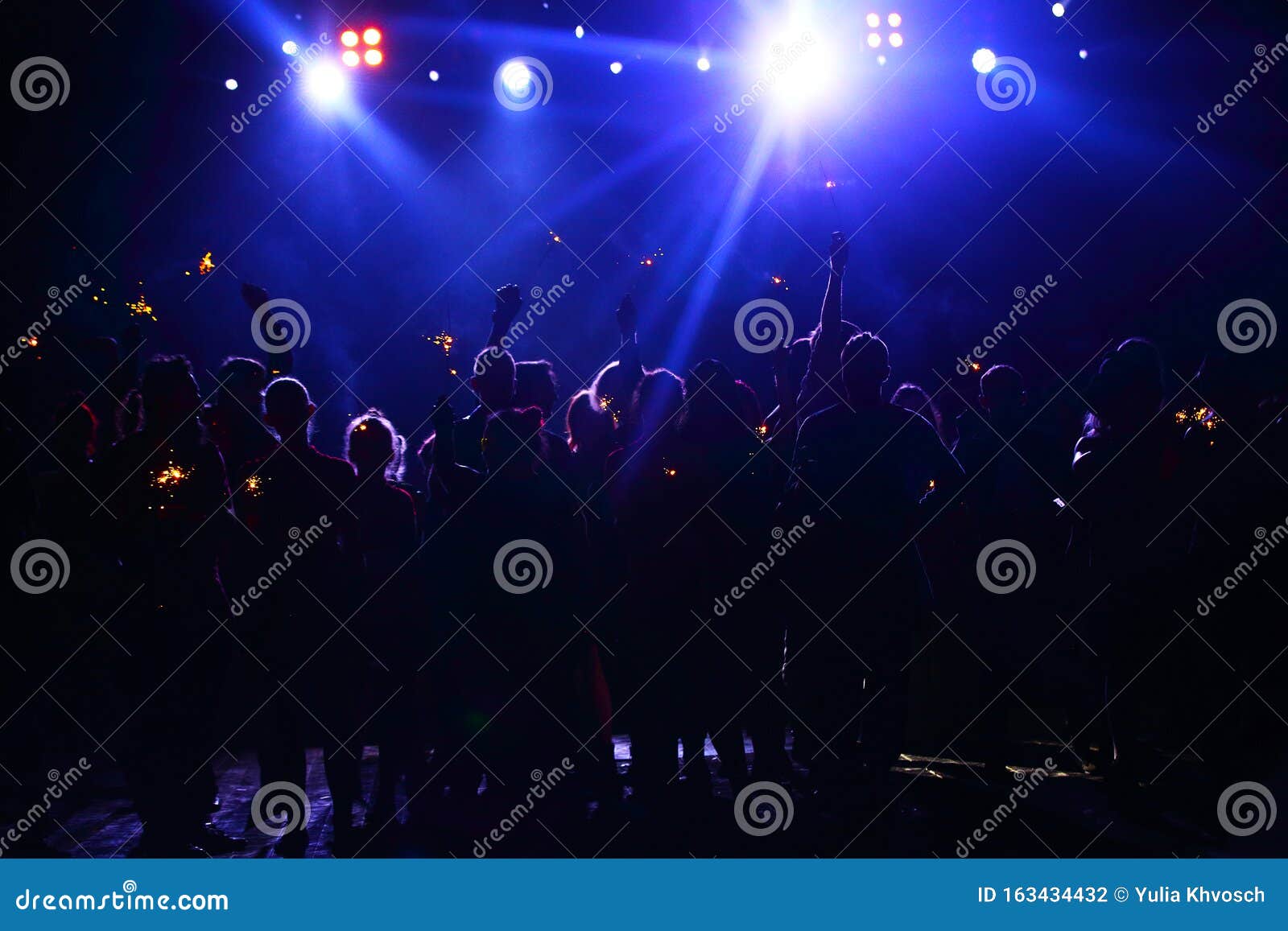 Crowd of people at night editorial photography. Image of club - 163434432